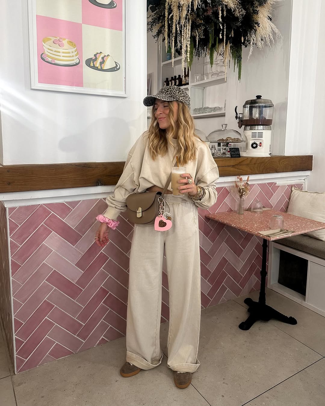 30 Mom Outfits 2025: Trendy, Chic and Comfy Looks for Every Season and ...