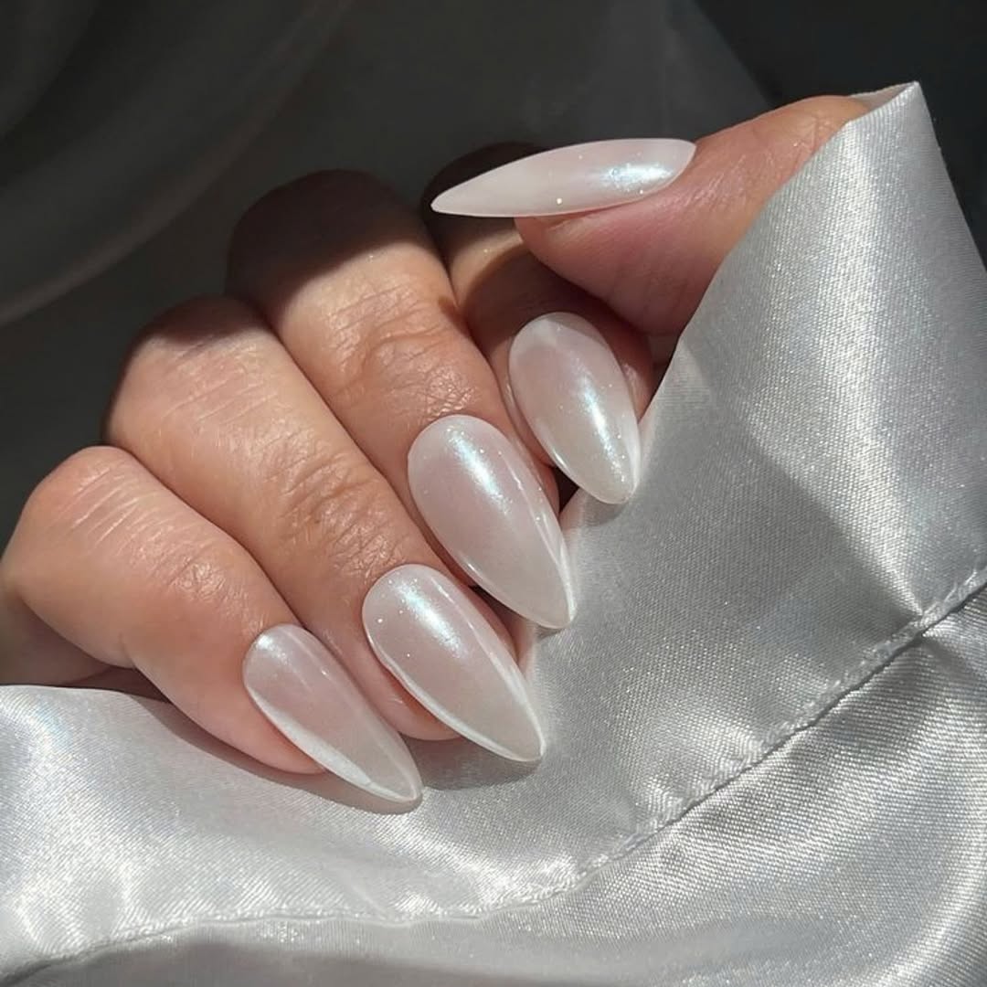 25 White Chrome Nails 2025: Trendy and Elegant Designs for a Futuristic ...