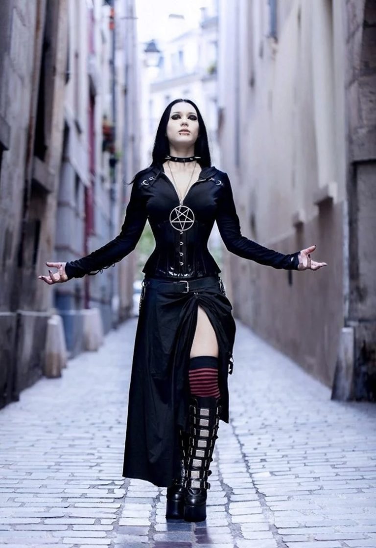 30 Goth Outfits 2025: Dark, Chic & Aesthetic Styles for Every Occasion ...