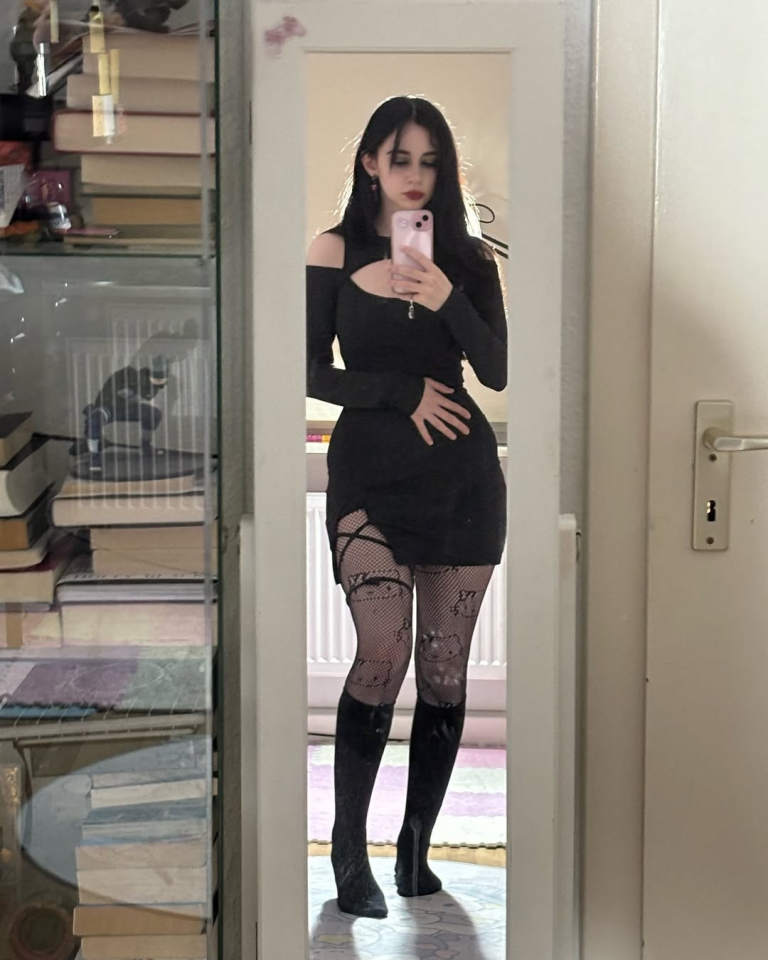 30 Goth Outfits 2025: Dark, Chic & Aesthetic Styles for Every Occasion ...