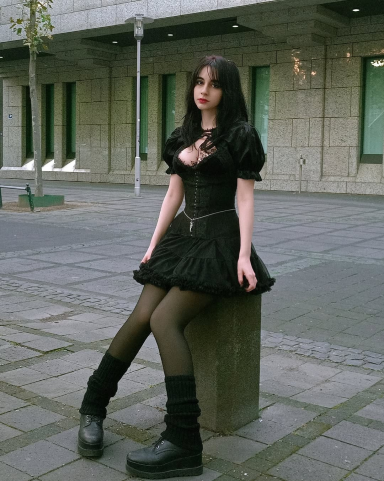 30 Goth Outfits 2025: Dark, Chic & Aesthetic Styles for Every Occasion ...