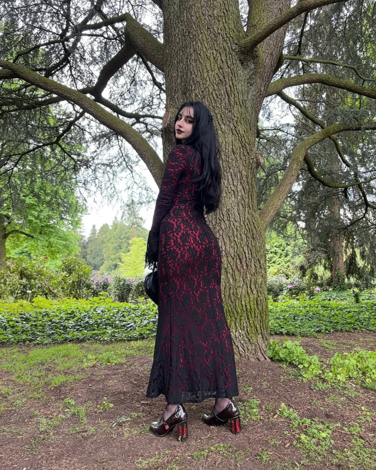 30 Goth Outfits 2025: Dark, Chic & Aesthetic Styles For Every Occasion ...