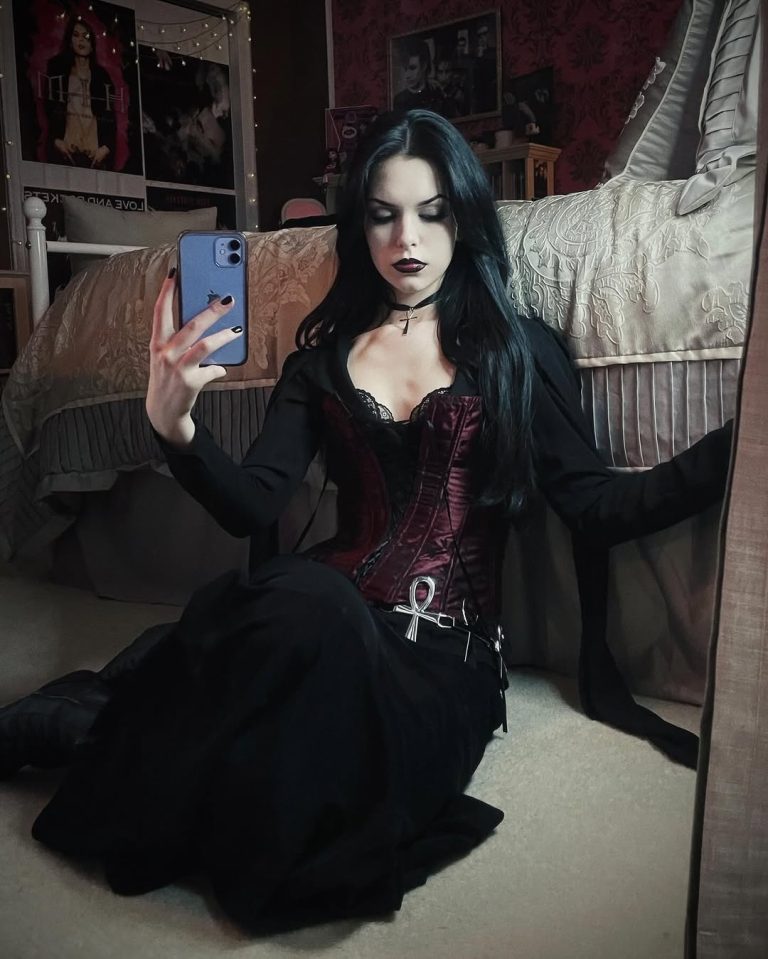 30 Goth Outfits 2025: Dark, Chic & Aesthetic Styles for Every Occasion ...