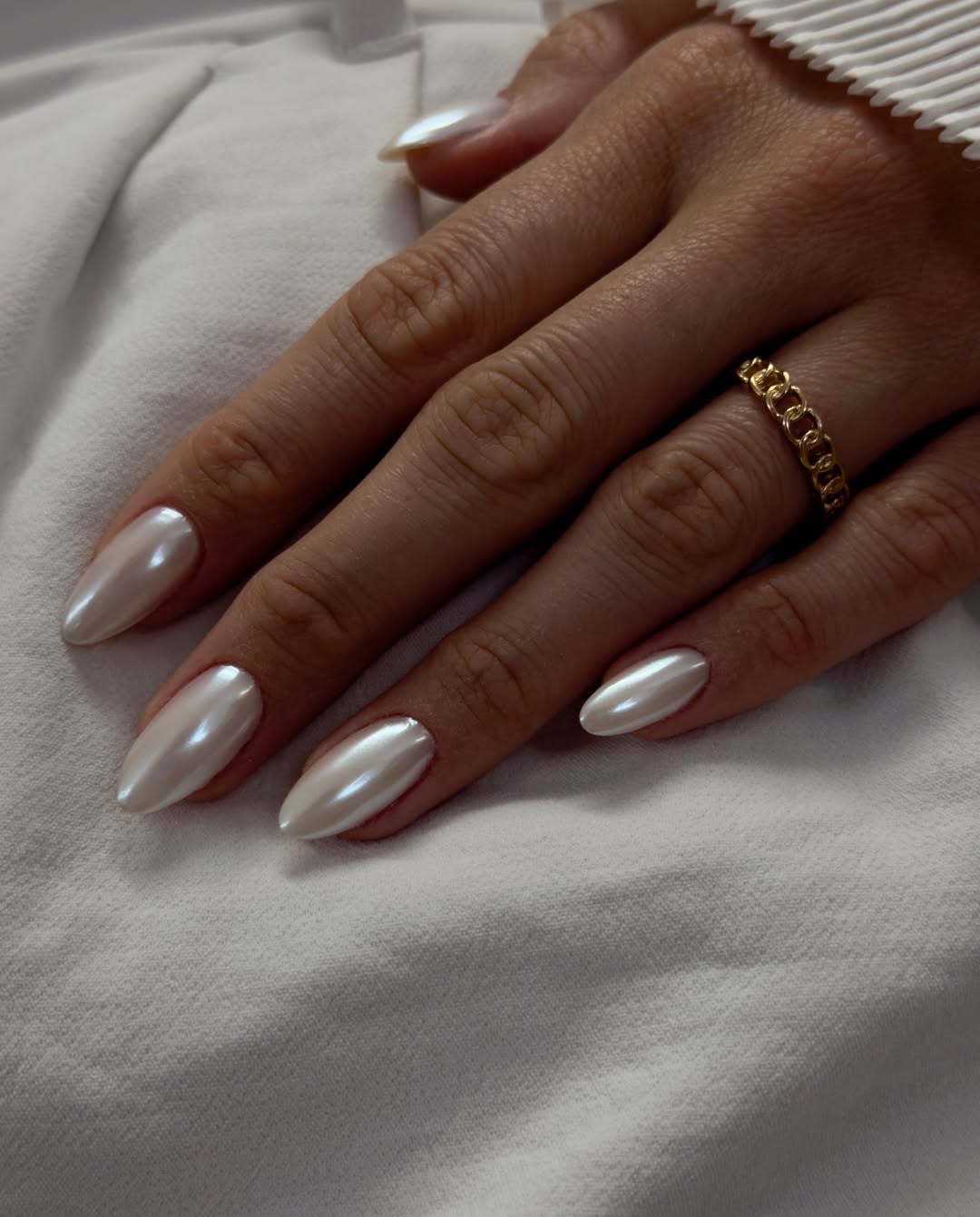 25 White Chrome Nails 2025: Trendy and Elegant Designs for a Futuristic ...