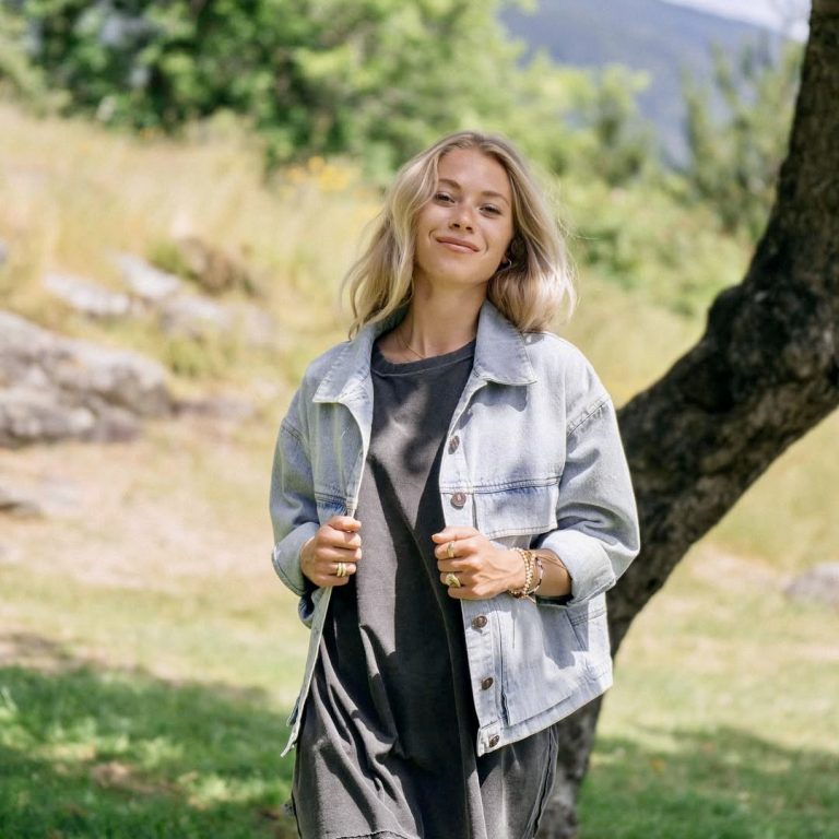 25 Jean Jacket Outfits 2025 for Women Who Love Style - divagaze.com