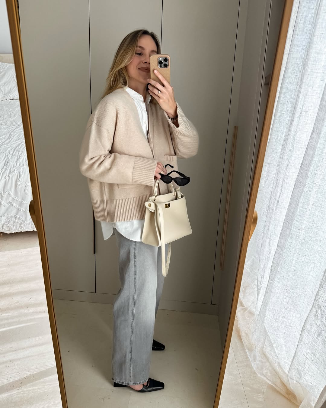 35 Cardigan Outfits 2025 for Women to Copy This Year - divagaze.com