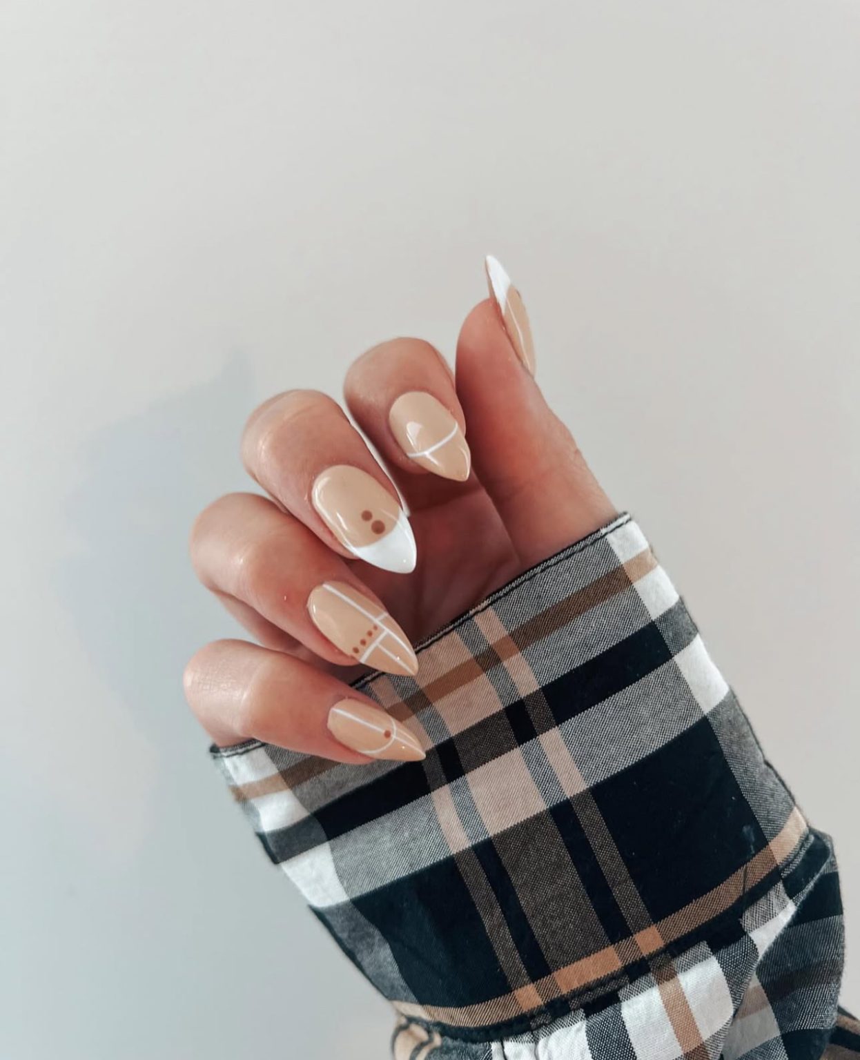 35 Neutral Fall Nails 2025 Ideas for a Chic Autumn Look - divagaze.com