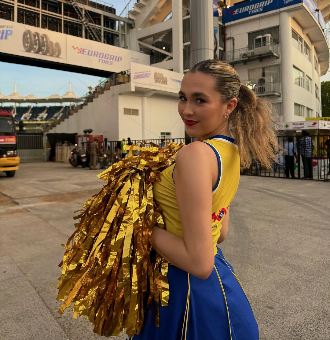 25 Cheer Hairstyles Full of Spirit and Style - divagaze.com