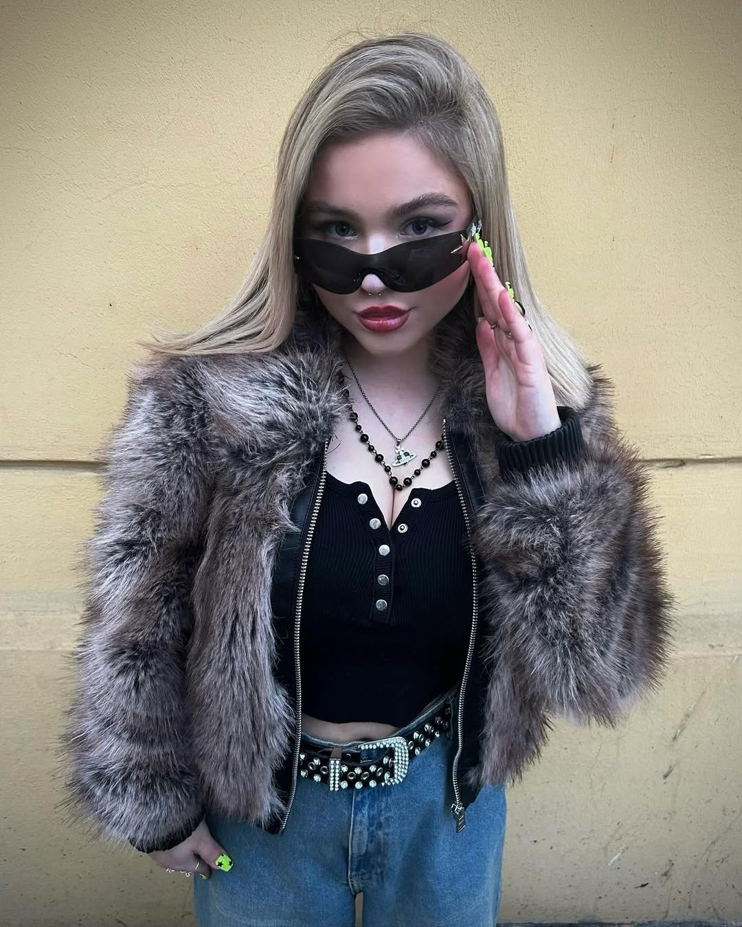 23 Y2K Winter Outfits 2025–2026: Bold Cold Weather Style - divagaze.com
