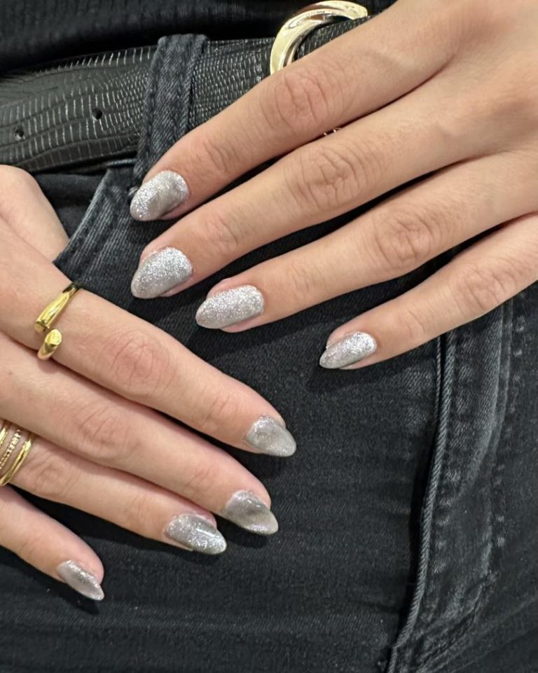 30 Silver Nails Ideas 2025–2026 for Trendy and Elegant Looks - divagaze.com