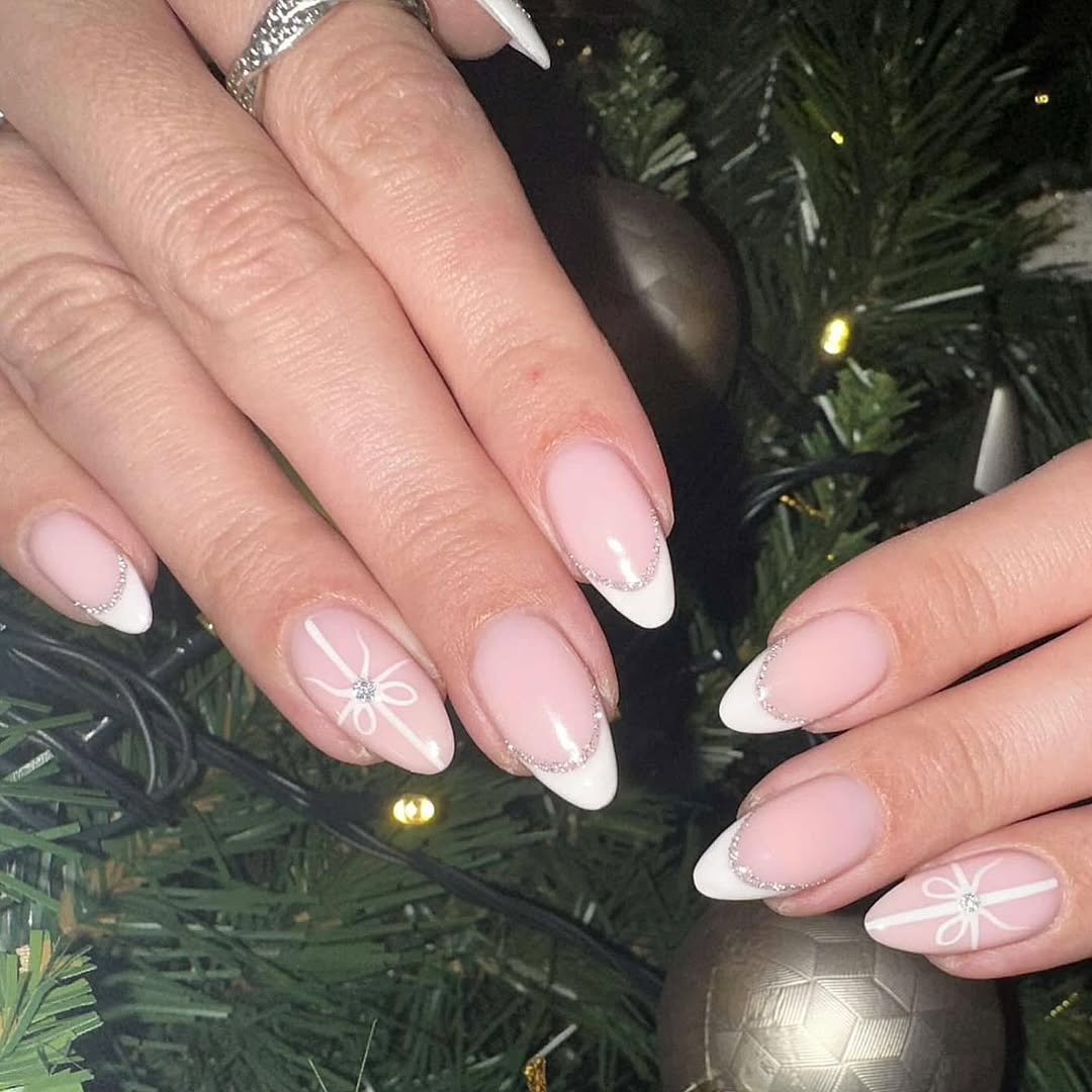 30 Subtle Christmas Nails 2025 Ideas - divagaze.com