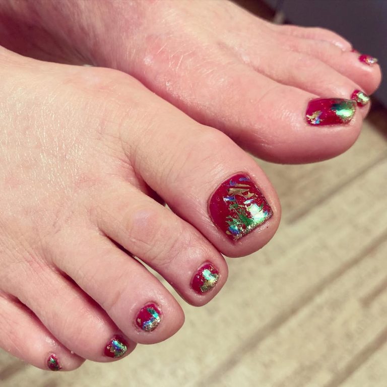 24 Christmas Toenails 2025 Ideas for Festive Holiday Style - divagaze.com
