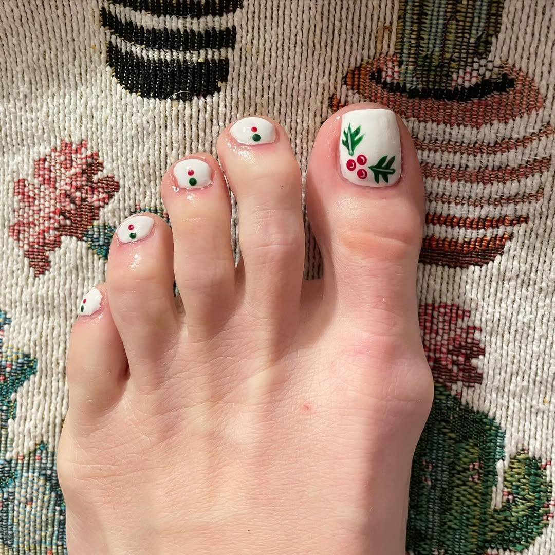 24 Christmas Toenails 2025 Ideas for Festive Holiday Style - divagaze.com