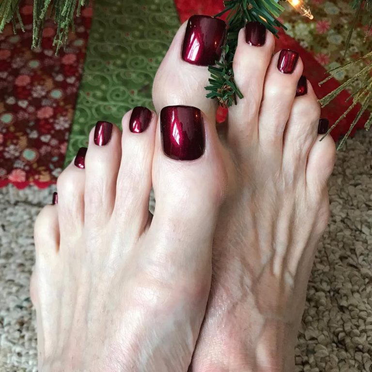 24 Christmas Toenails 2025 Ideas for Festive Holiday Style - divagaze.com