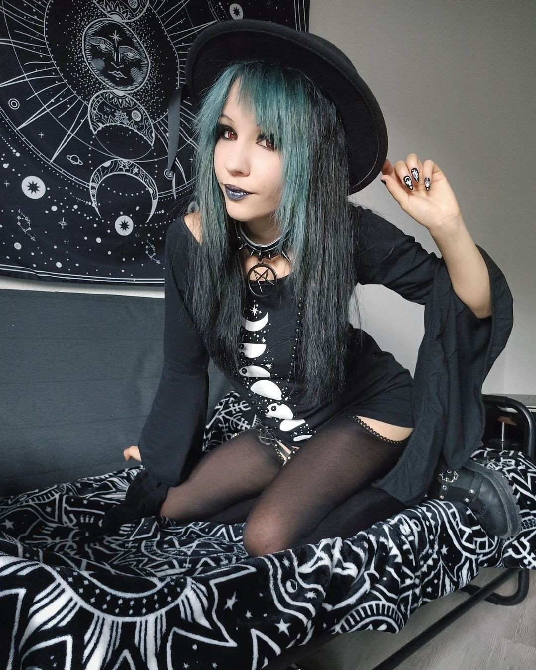 25 Witchy Outfits 2026 – Modern Dark Aesthetic Ideas - divagaze.com
