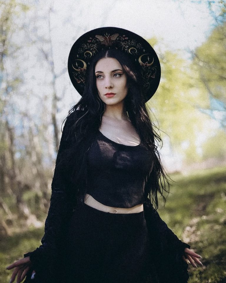 25 Witchy Outfits 2026 – Modern Dark Aesthetic Ideas - divagaze.com