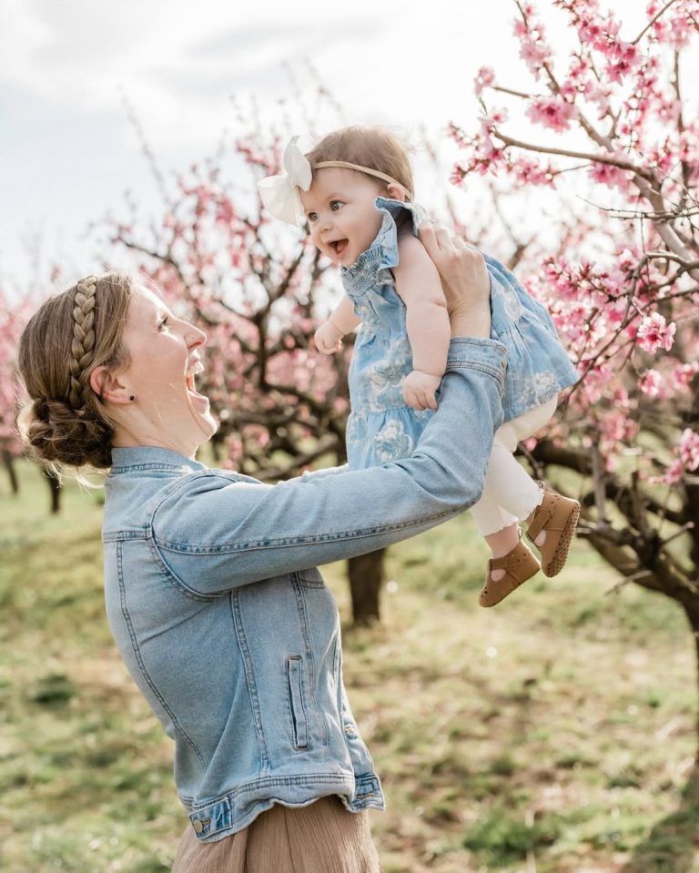 25 Spring Family Photo Outfits 2026 For Timeless Portraits, Pastel ...